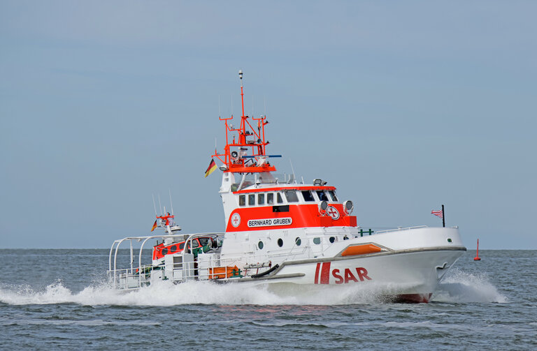 Feuer auf Segelyacht vor Hooksiel – Seenotretter bringen Boot und ...