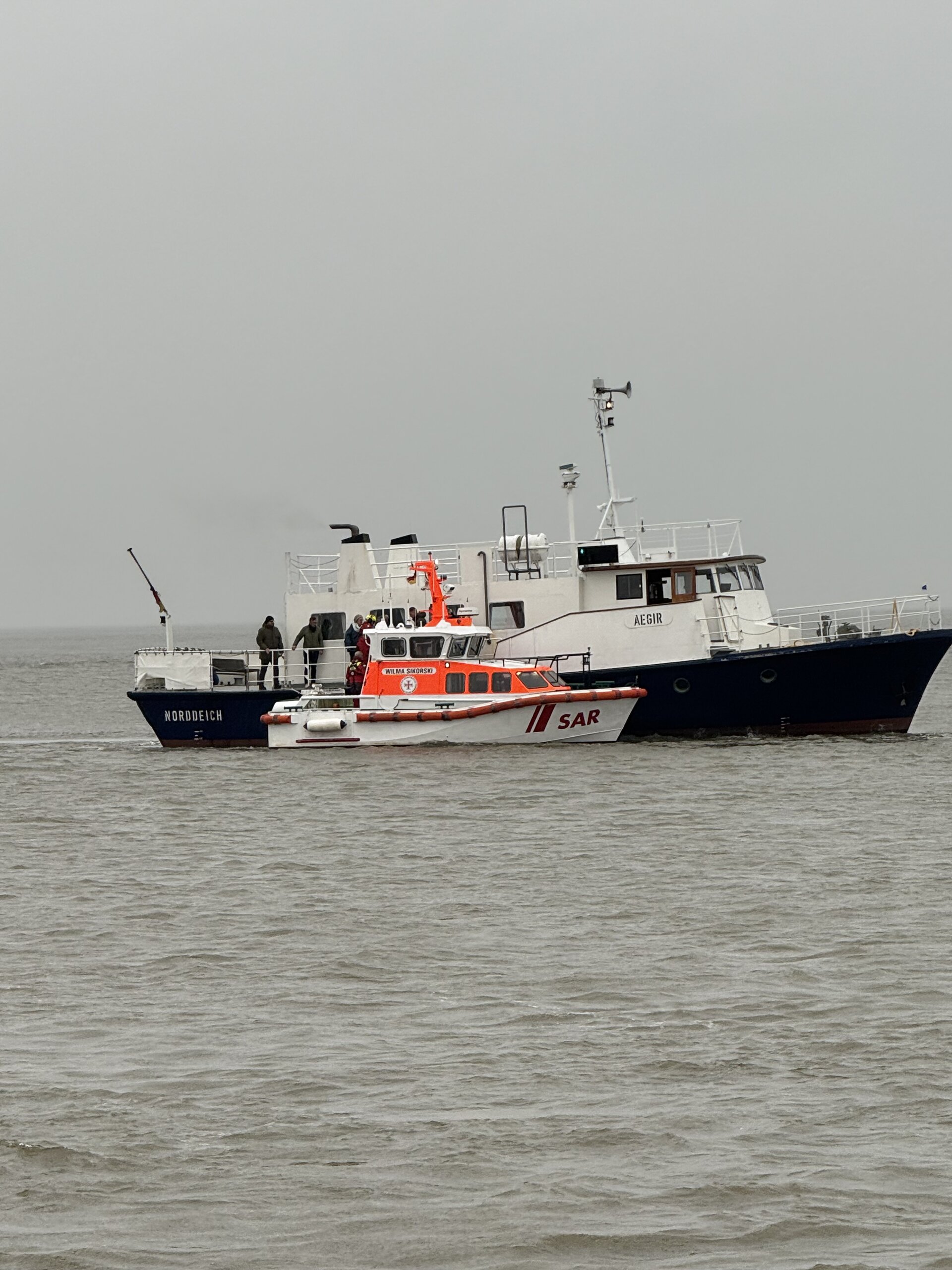 Seenotretter bringen Passagiere in Sicherheit | Die Seenotretter