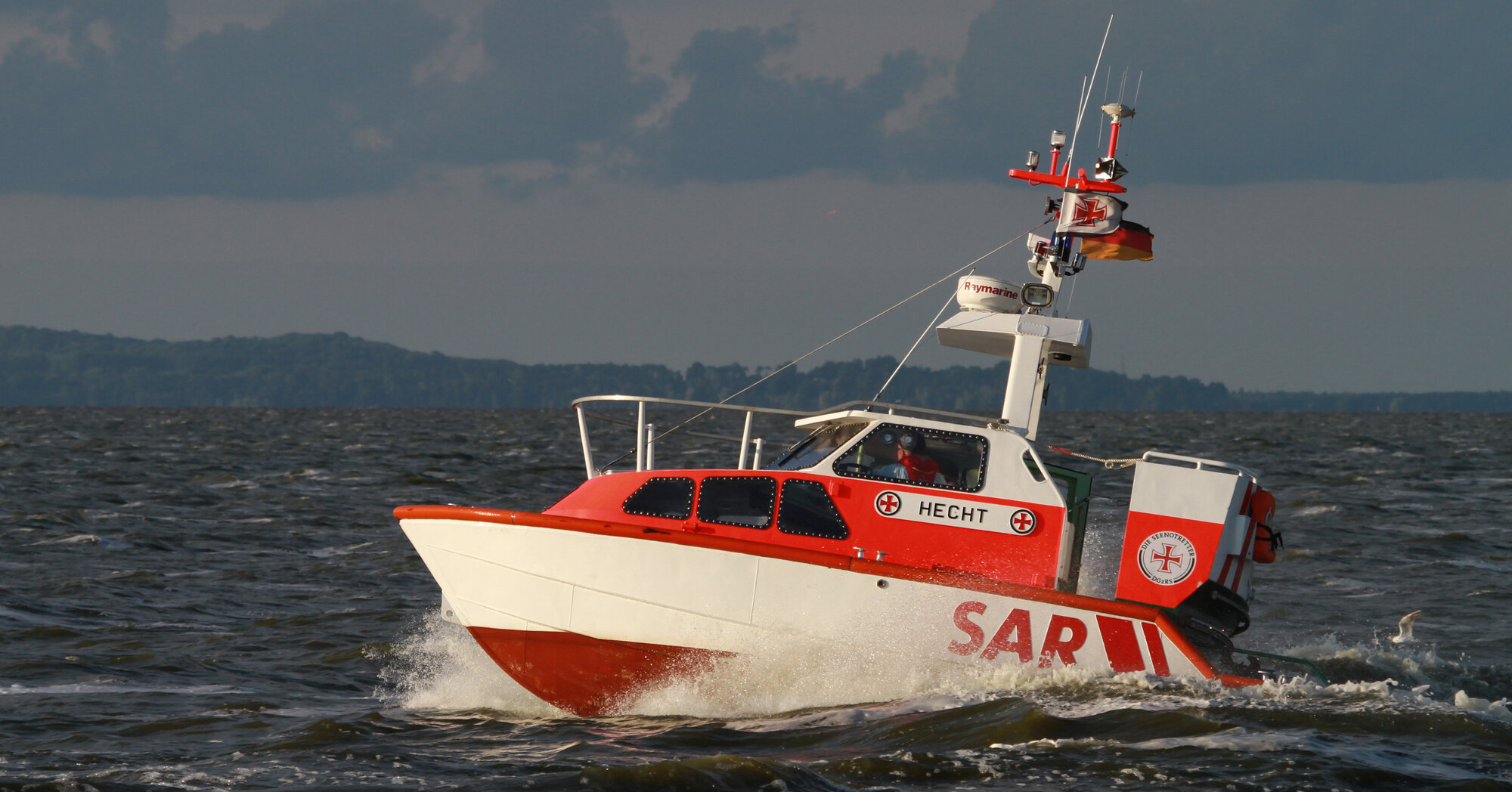 Seenotretter unterstützen Fahrgastschiff mit Ruderschaden im Peenestrom ...